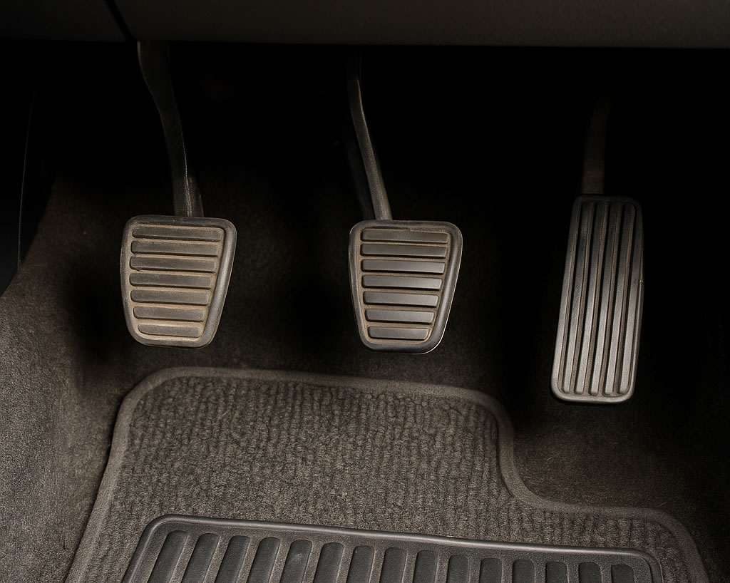 Pedales de un auto mecánico - LubricentrosChile.cl